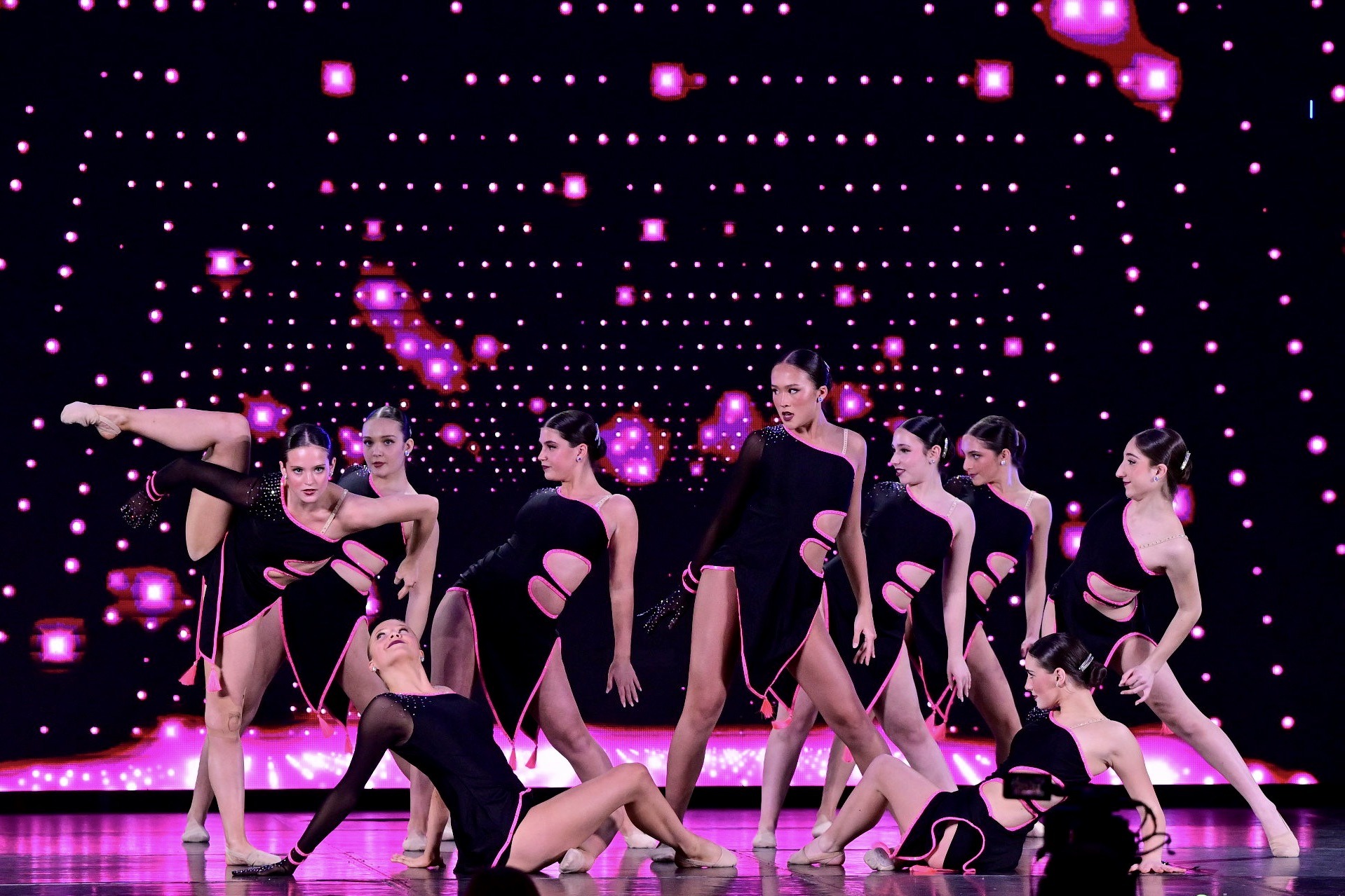 2027 Tour | Showstopper